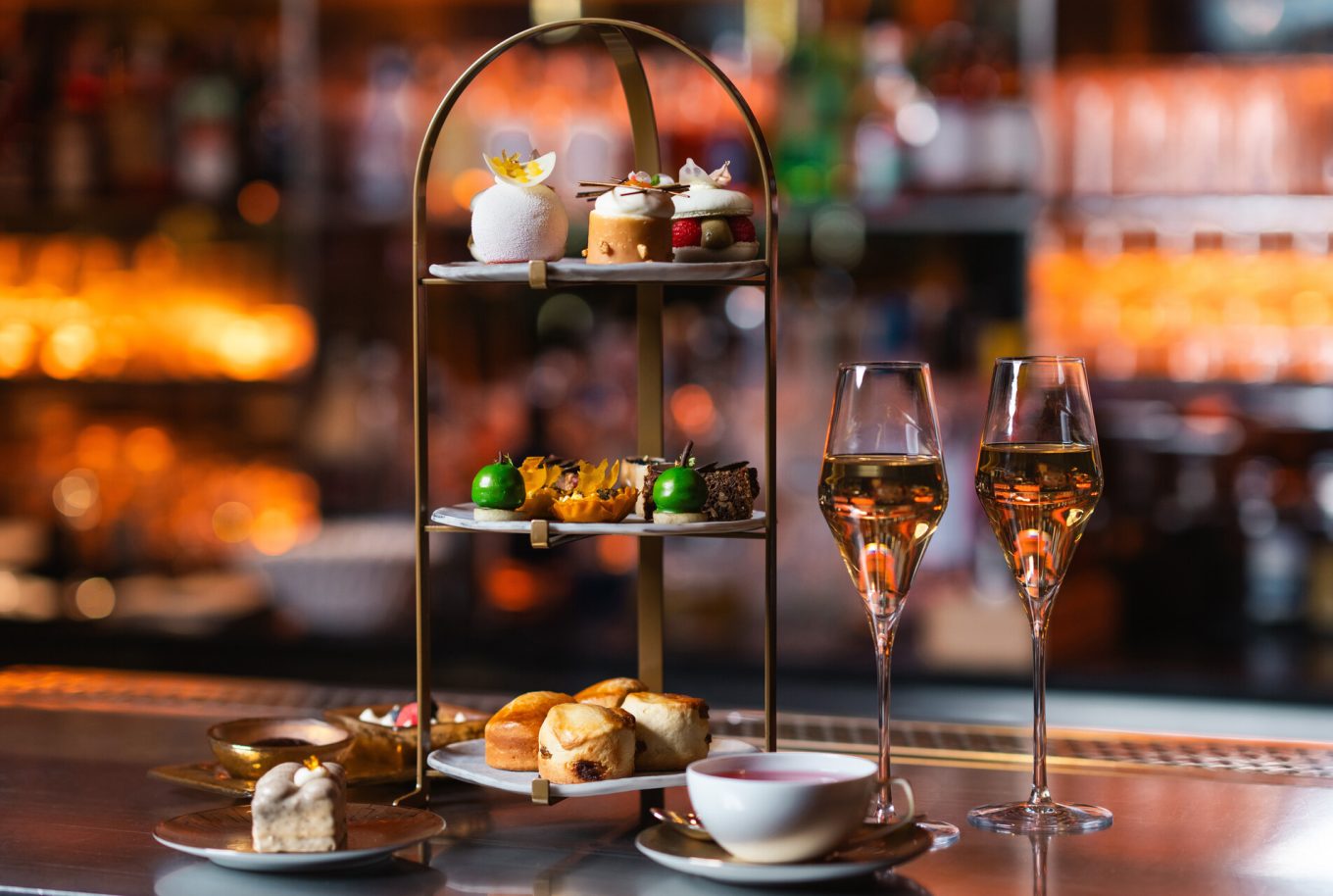 Zajděte na Dior Afternoon Tea do Four Seasons | Luxury Guide