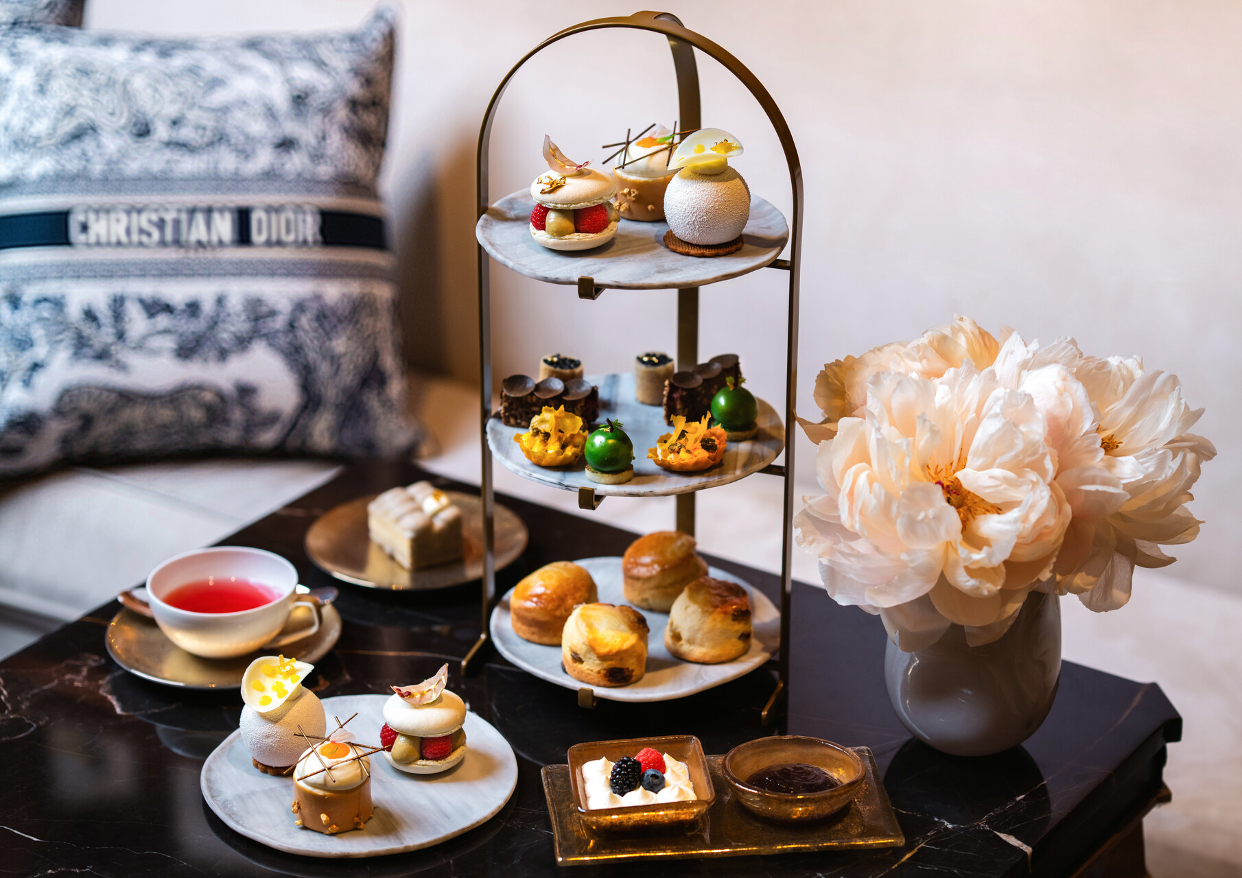 Zajděte na Dior Afternoon Tea do Four Seasons | Luxury Guide